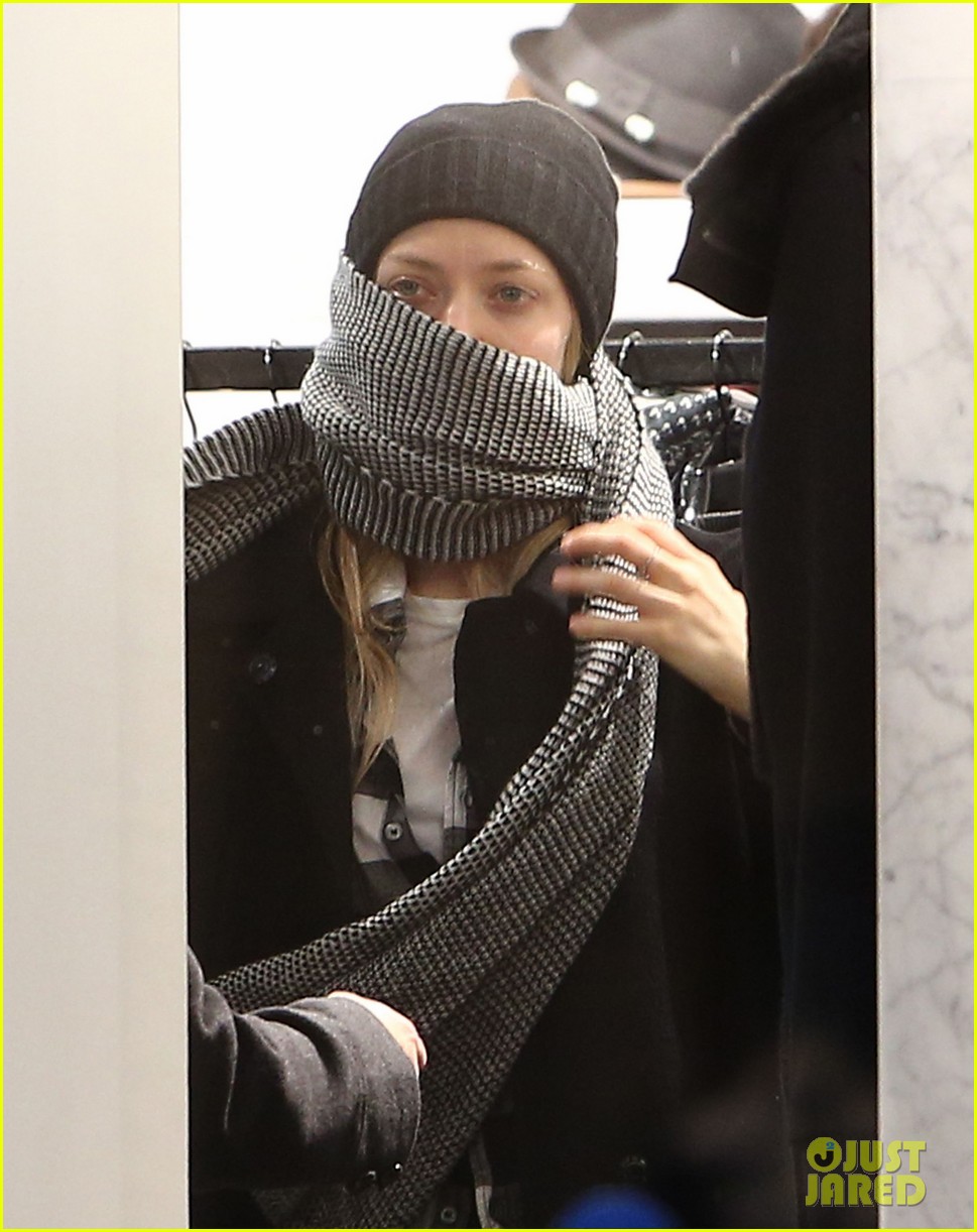Amanda Seyfried Does as the Parisians Do & Snacks on a Baguette!: Photo ...