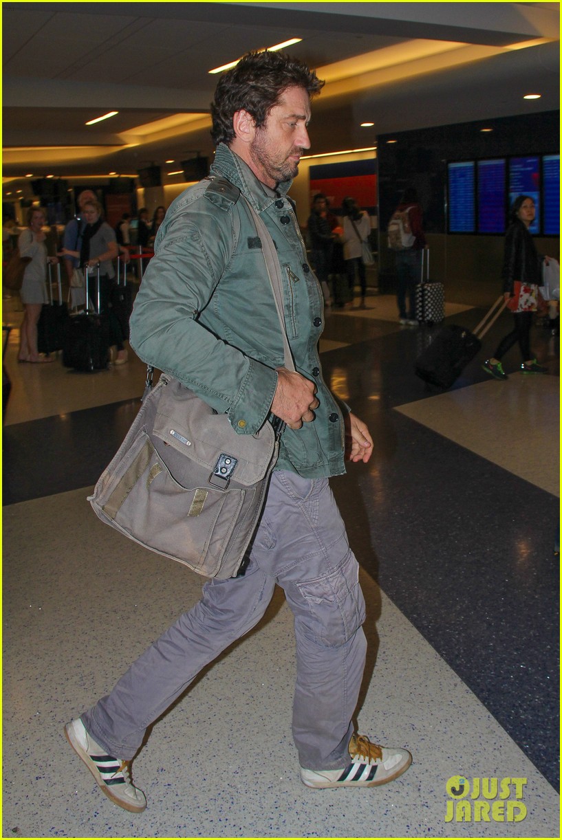 Gerard Butler Catches a Flight with a Brunette Companion: Photo 3238750 ...