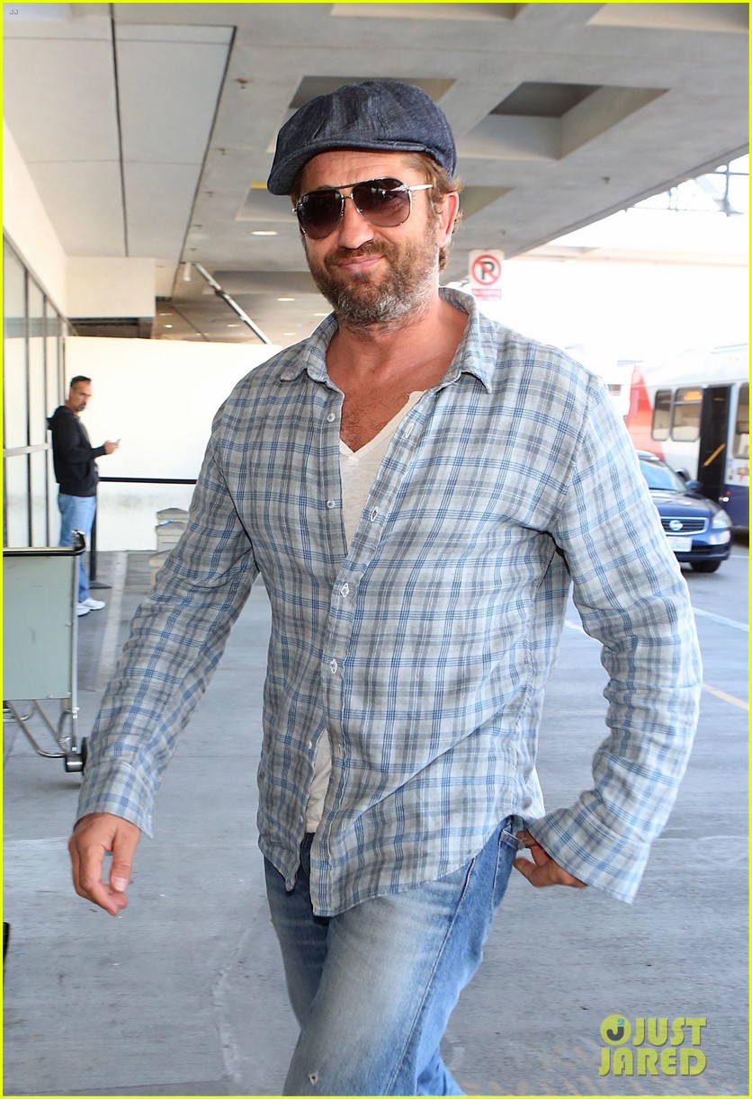 Gerard Butler Takes the Skies After Halloween Fun in Los Angeles: Photo ...