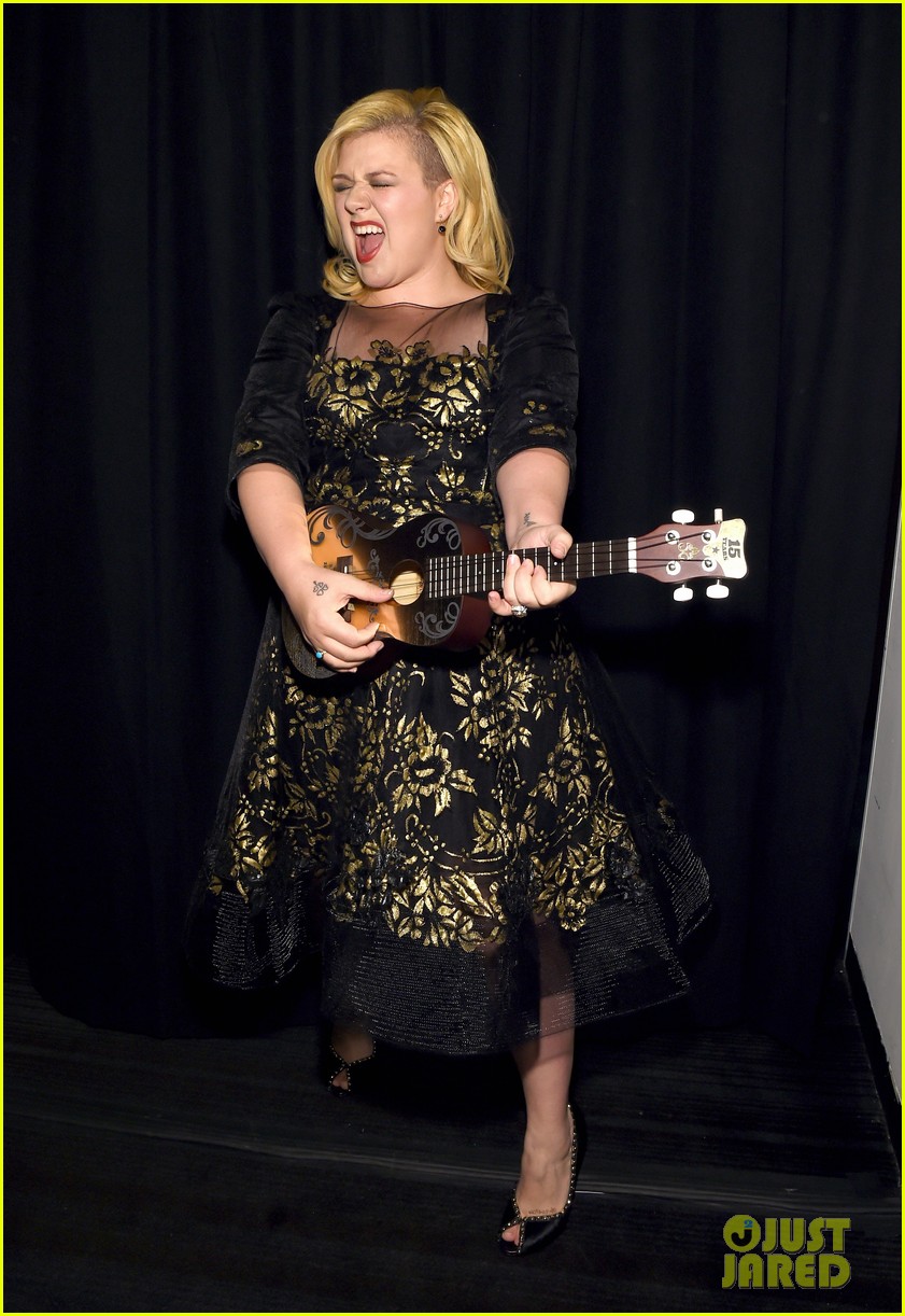 Kelly Clarkson Rocks Out with Mini Guitar for Musicians on Call: Photo ...
