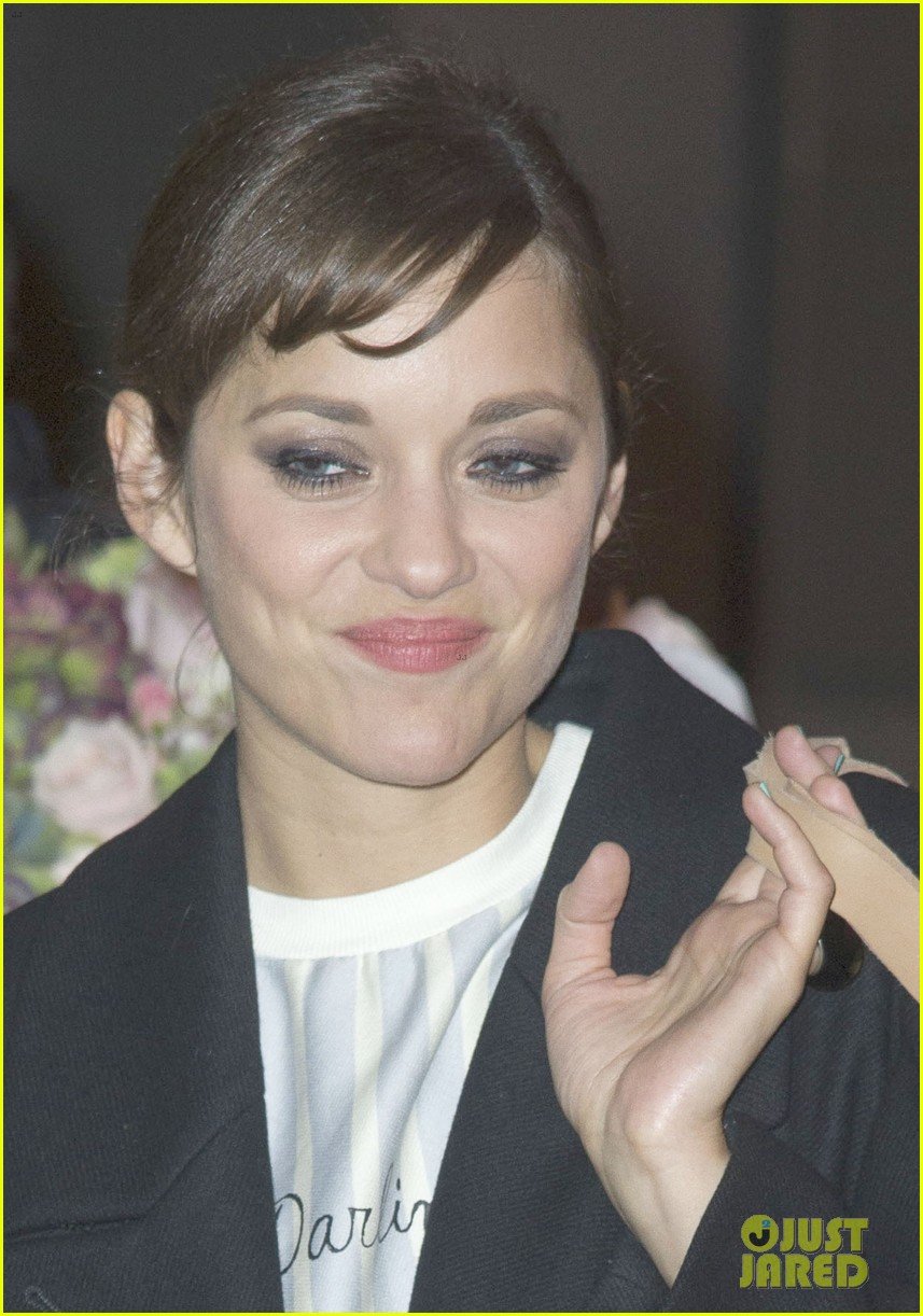 Marion Cotillard Carries Guitar on Her Back at LAX Airport: Photo ...