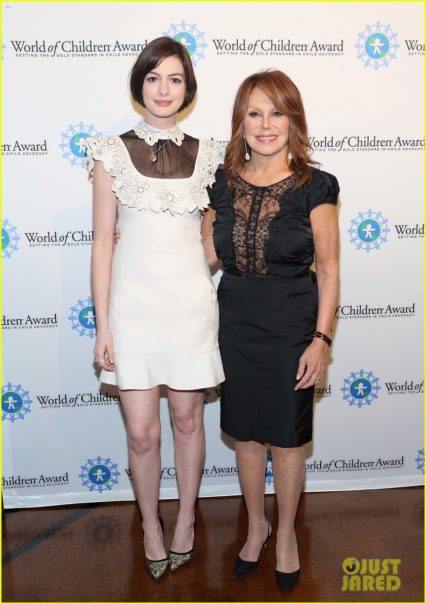 Anne Hathaway & Hubby Adam Shulman Celebrate with Honorees at World of ...