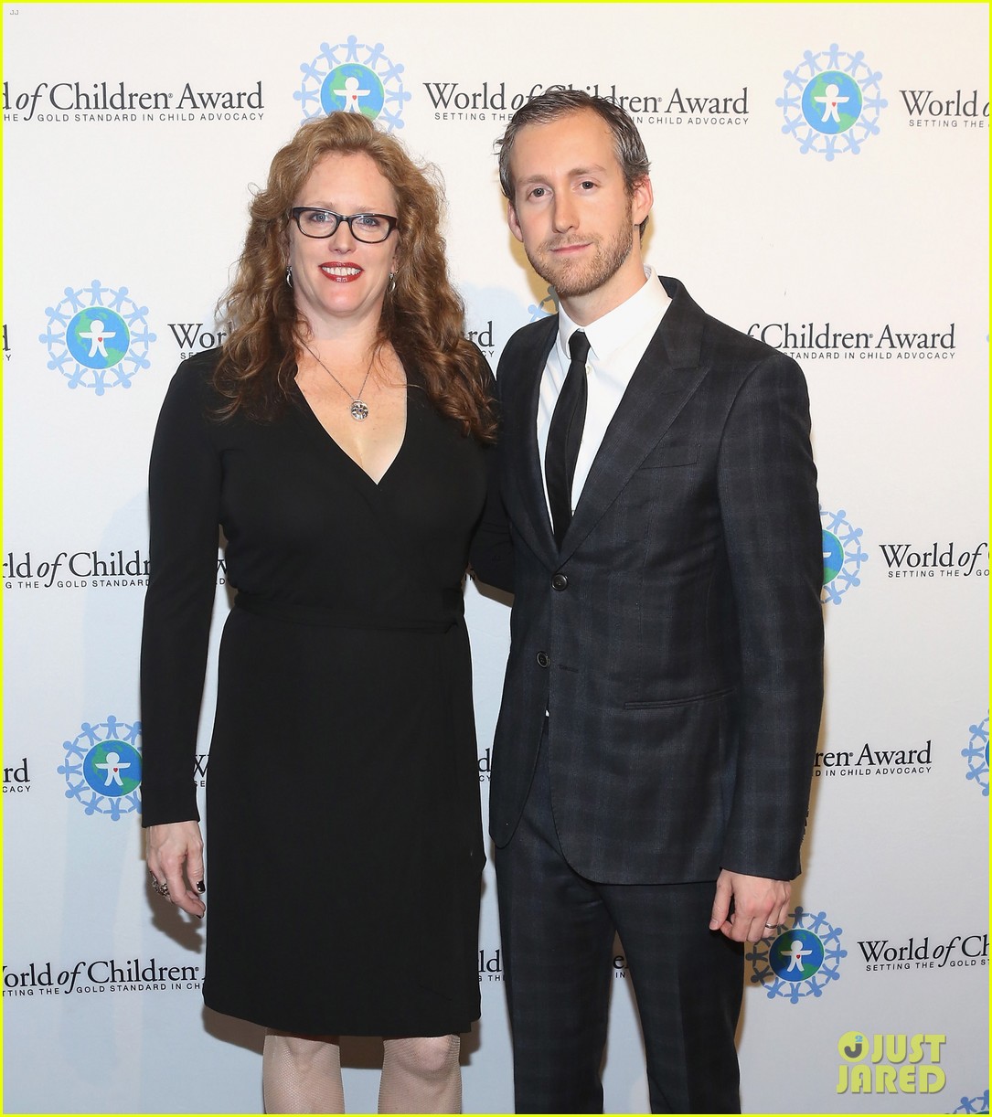 Anne Hathaway & Hubby Adam Shulman Celebrate with Honorees at World of ...