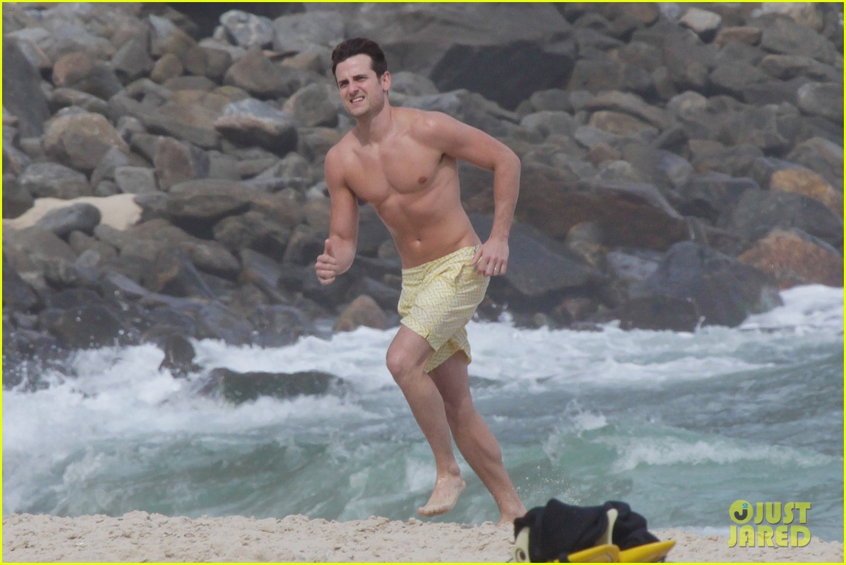 Kings of Leon's Jared Followill Has a Shirtless 'Baywatch' Moment on ...