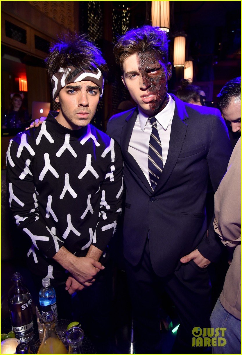 Joe Jonas & Zoe Kravitz Represent Young Hollywood at Heidi Klum's ...