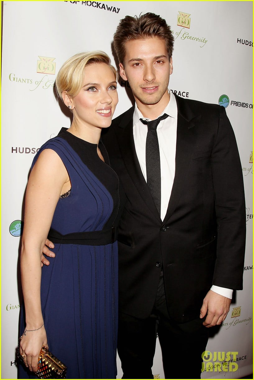 Scarlett Johansson & Her Twin Brother Hunter Walk the Red Carpet ...