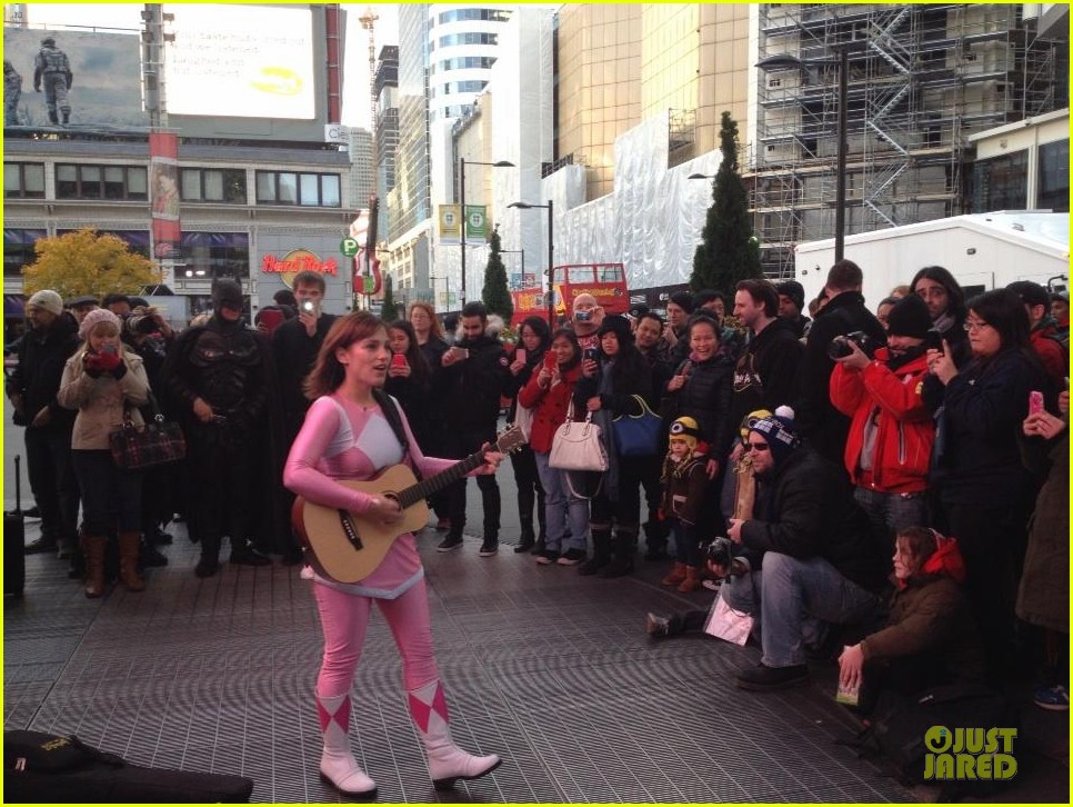 Amy Jo Johnson, the Original Pink Power Ranger, Gets Back Into Costume ...