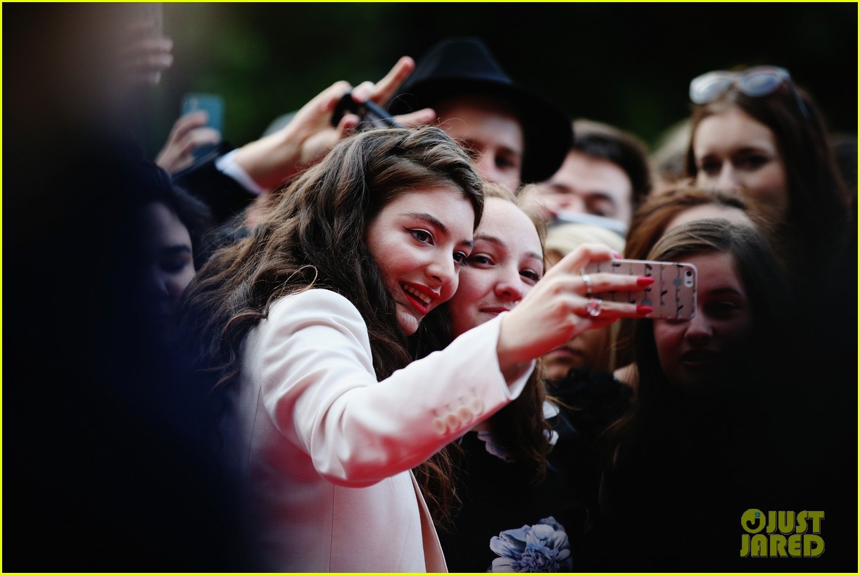Lorde Shows Off Her Abs For Date Night With Boyfriend James Lowe at New ...