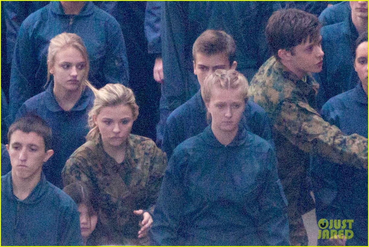 Chloe Moretz Is Surrounded by Blue on 'Fifth Wave' Set!: Photo 3249984 ...