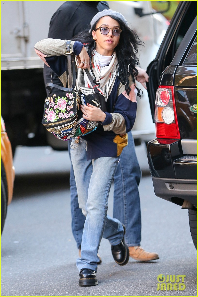 Robert Pattinson & FKA twigs Are a Beanie & Sunglasses Pair in NYC ...