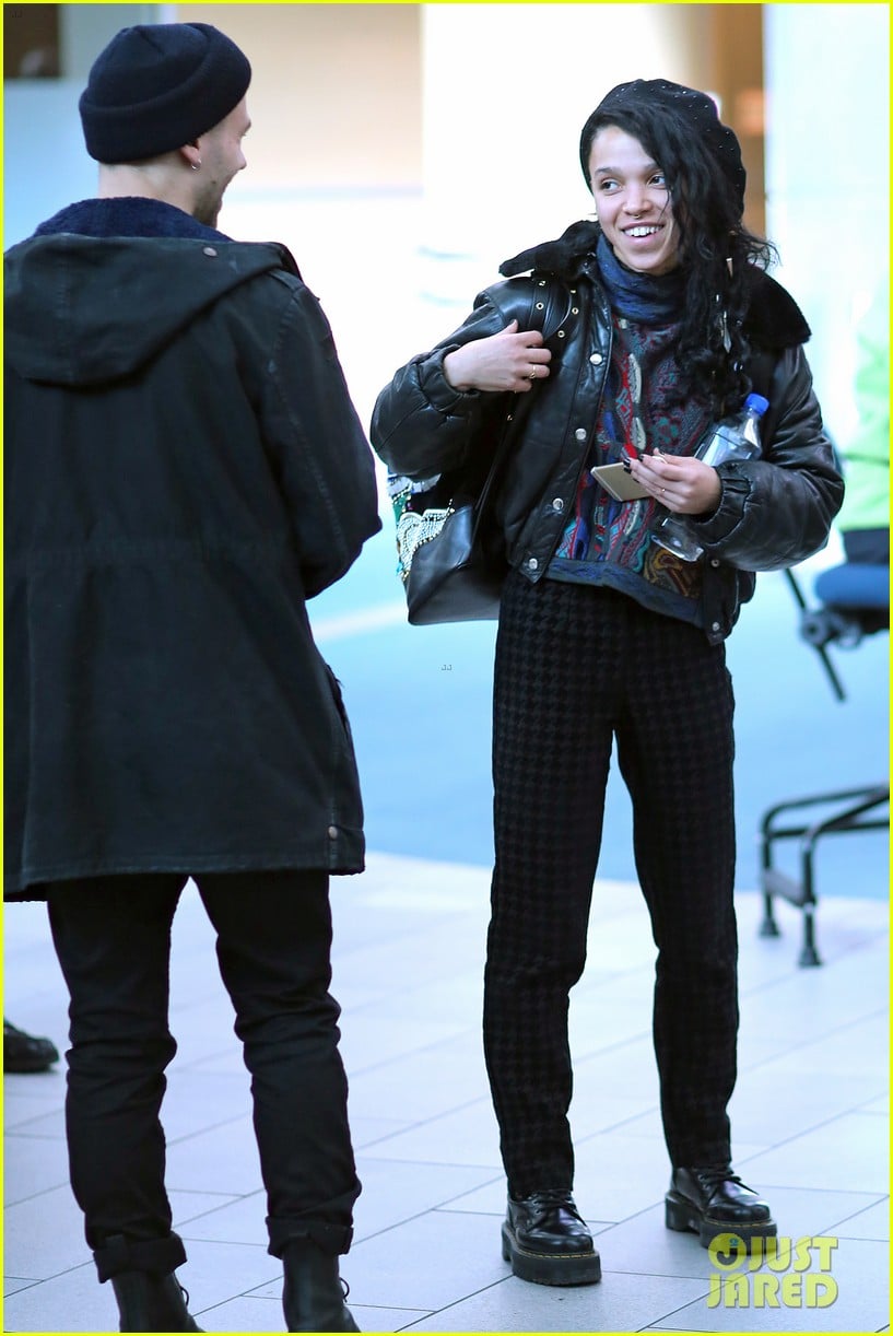 FKA twigs Flies to Vancouver Without Boyfriend Robert Pattinson: Photo ...