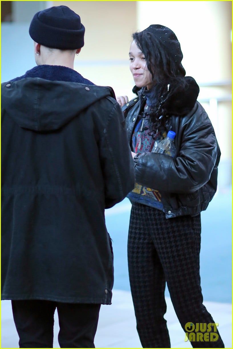 FKA twigs Flies to Vancouver Without Boyfriend Robert Pattinson: Photo ...