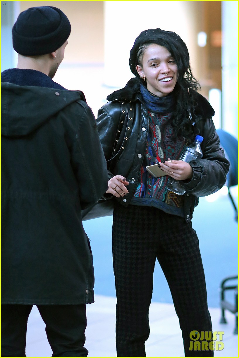 FKA twigs Flies to Vancouver Without Boyfriend Robert Pattinson: Photo ...