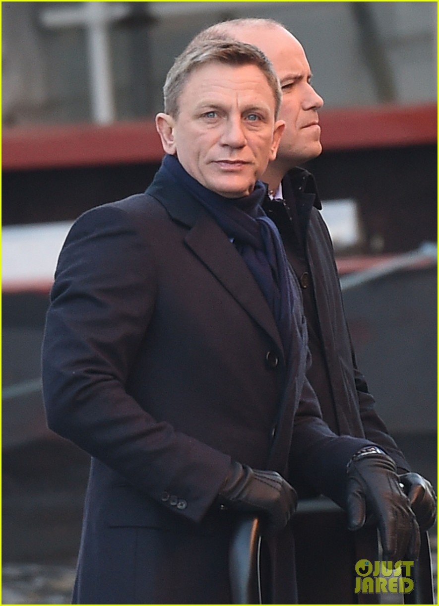 Daniel Craig Waves to His Fans While Continuing to Film 'Spectre ...