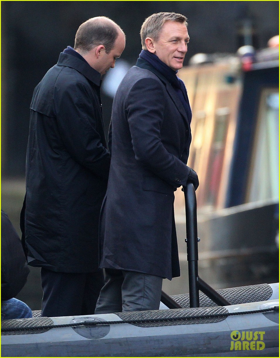Daniel Craig Waves to His Fans While Continuing to Film 'Spectre ...