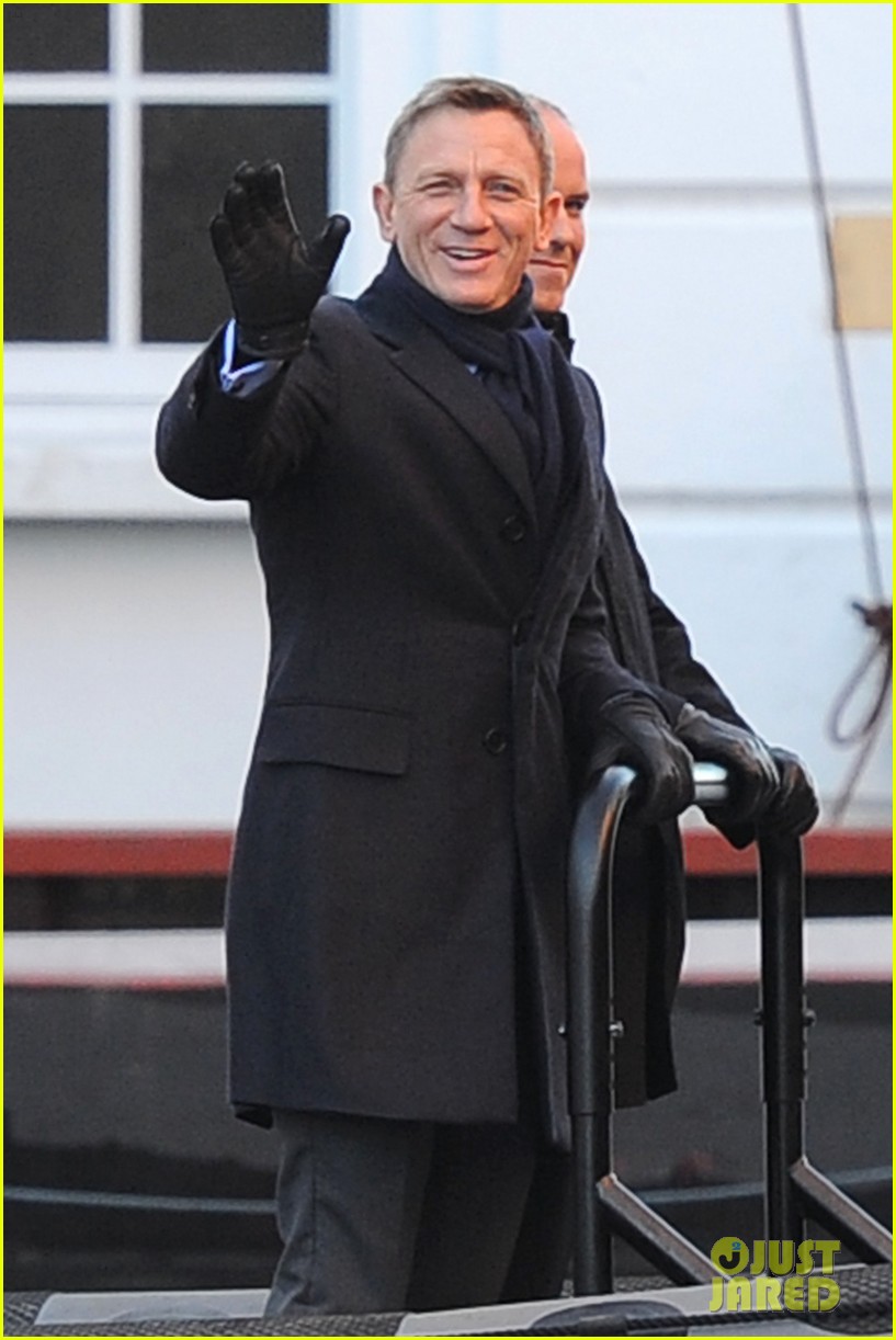 Daniel Craig Waves to His Fans While Continuing to Film 'Spectre ...