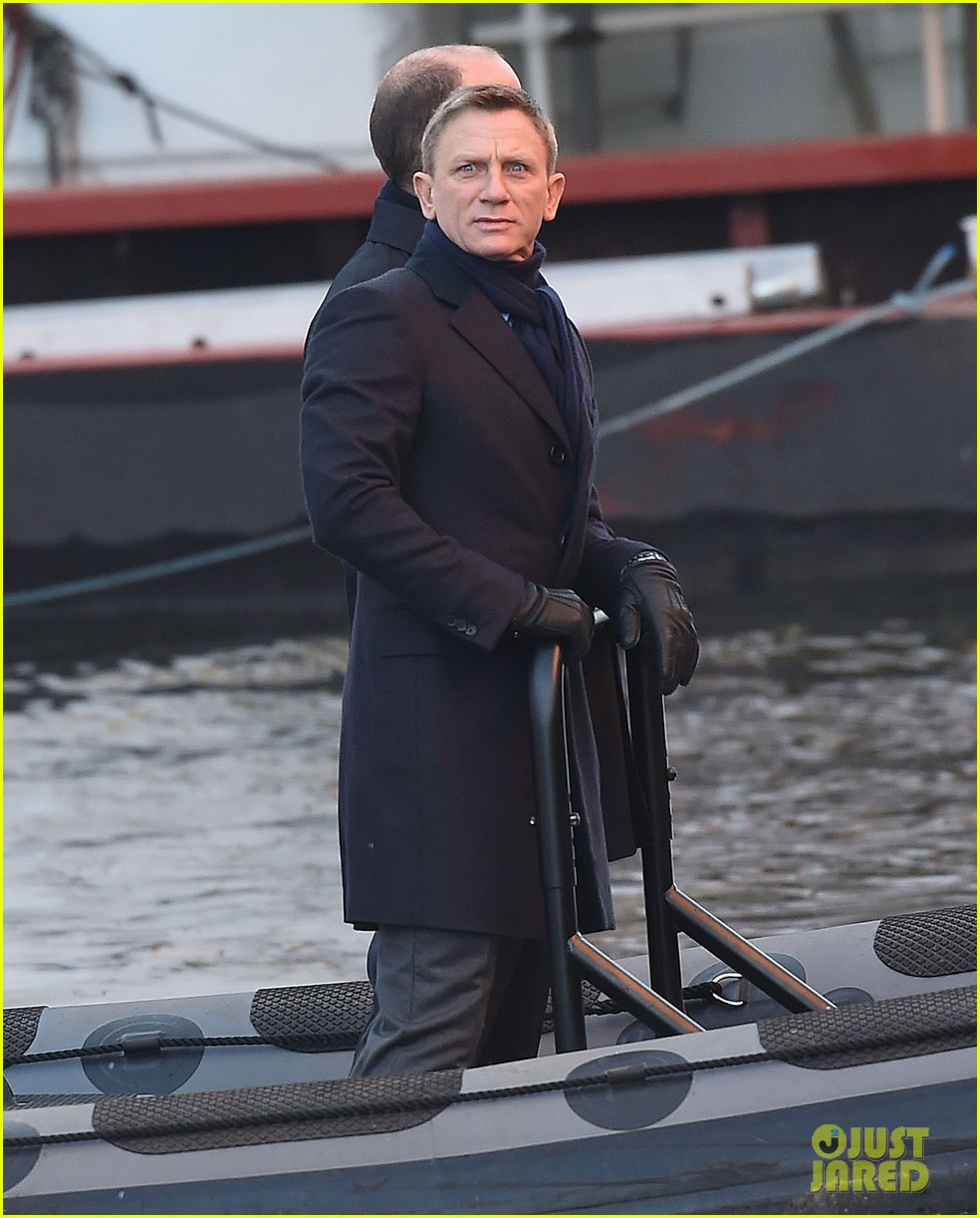 Daniel Craig Waves to His Fans While Continuing to Film 'Spectre ...