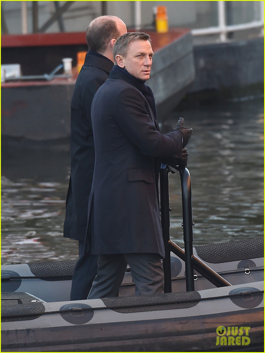 Daniel Craig Waves to His Fans While Continuing to Film 'Spectre ...