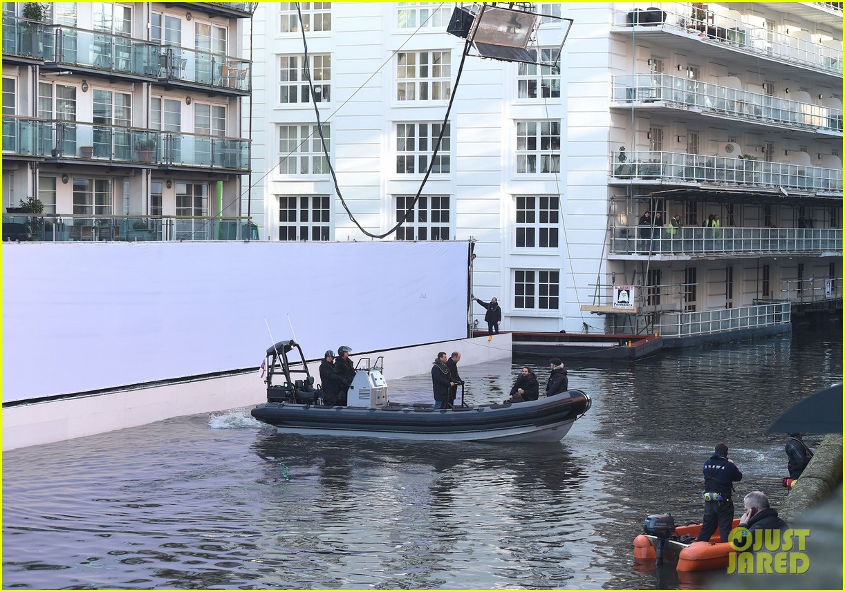 Daniel Craig Waves to His Fans While Continuing to Film 'Spectre ...