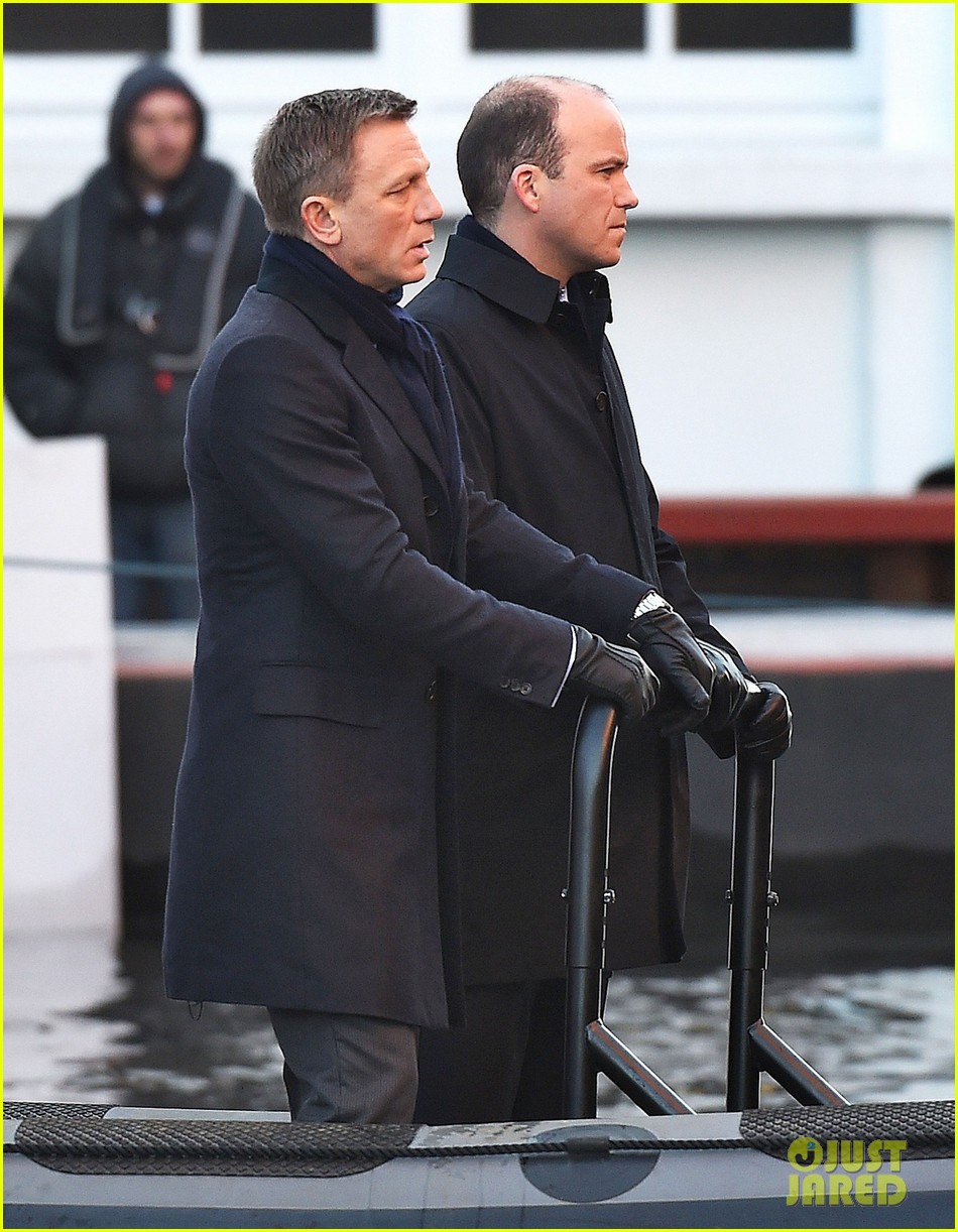 Daniel Craig Waves to His Fans While Continuing to Film 'Spectre ...