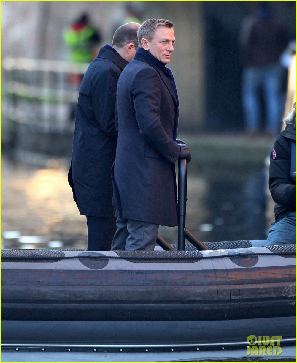 Daniel Craig Waves to His Fans While Continuing to Film 'Spectre ...