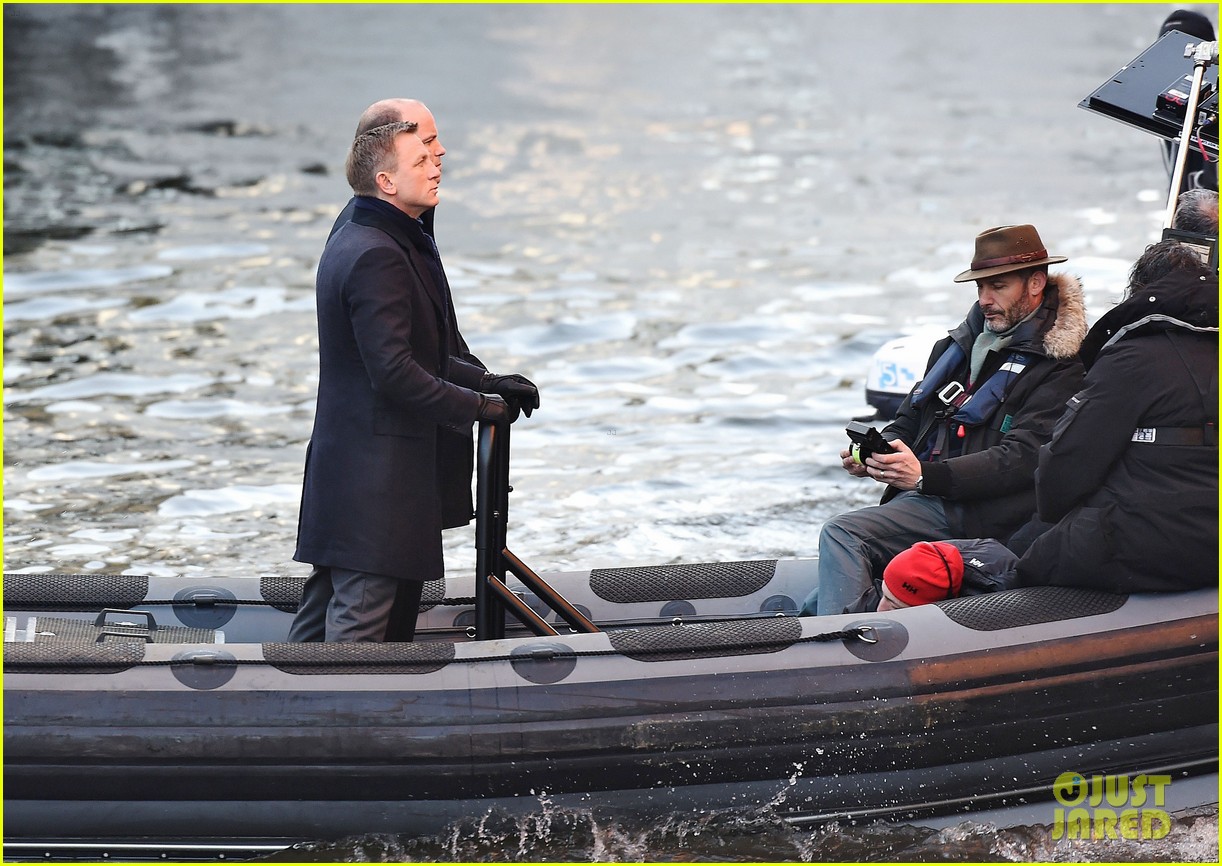 Daniel Craig Waves to His Fans While Continuing to Film 'Spectre ...