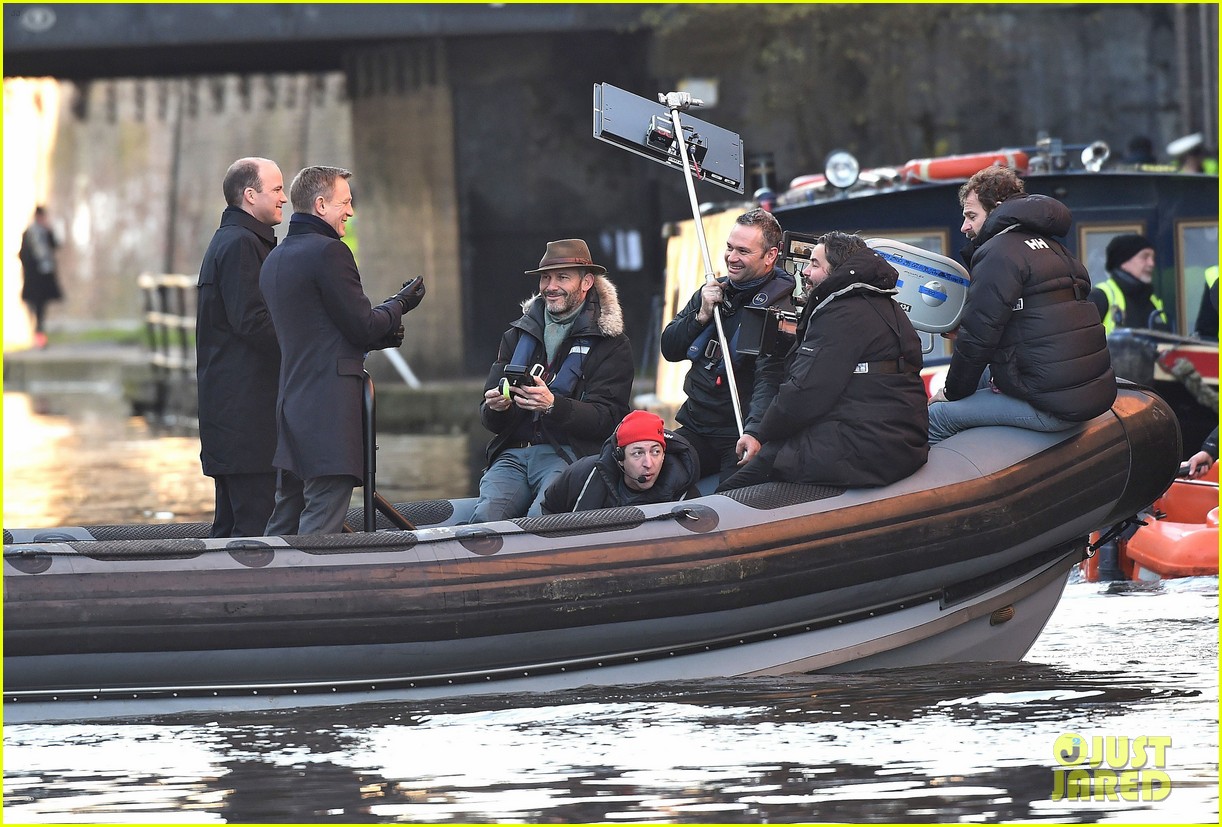 Daniel Craig Waves to His Fans While Continuing to Film 'Spectre ...