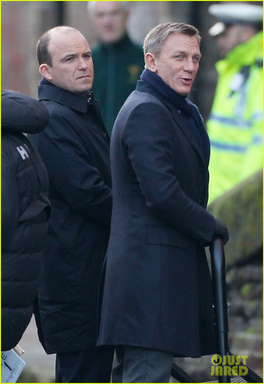 Daniel Craig Waves to His Fans While Continuing to Film 'Spectre ...