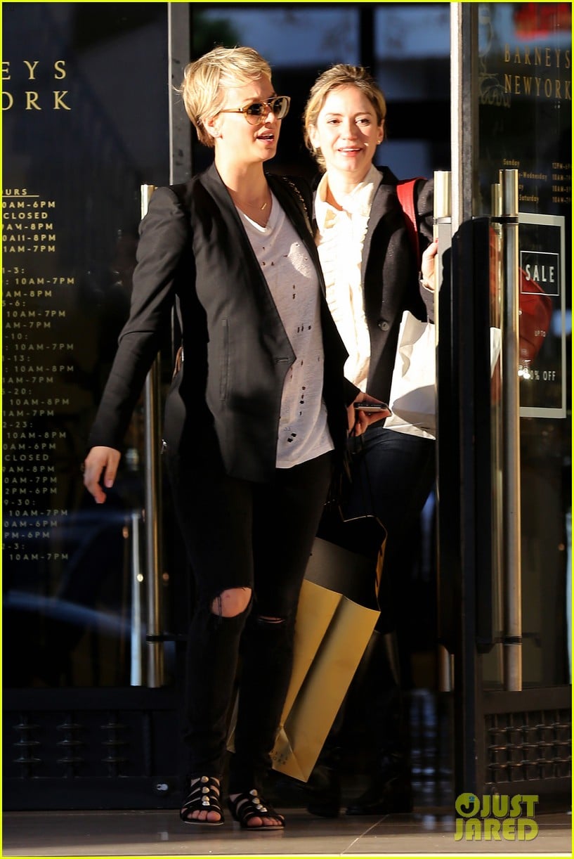 Kaley Cuoco Shows She's Daddy's Girl On Her Father's Birthday: Photo ...