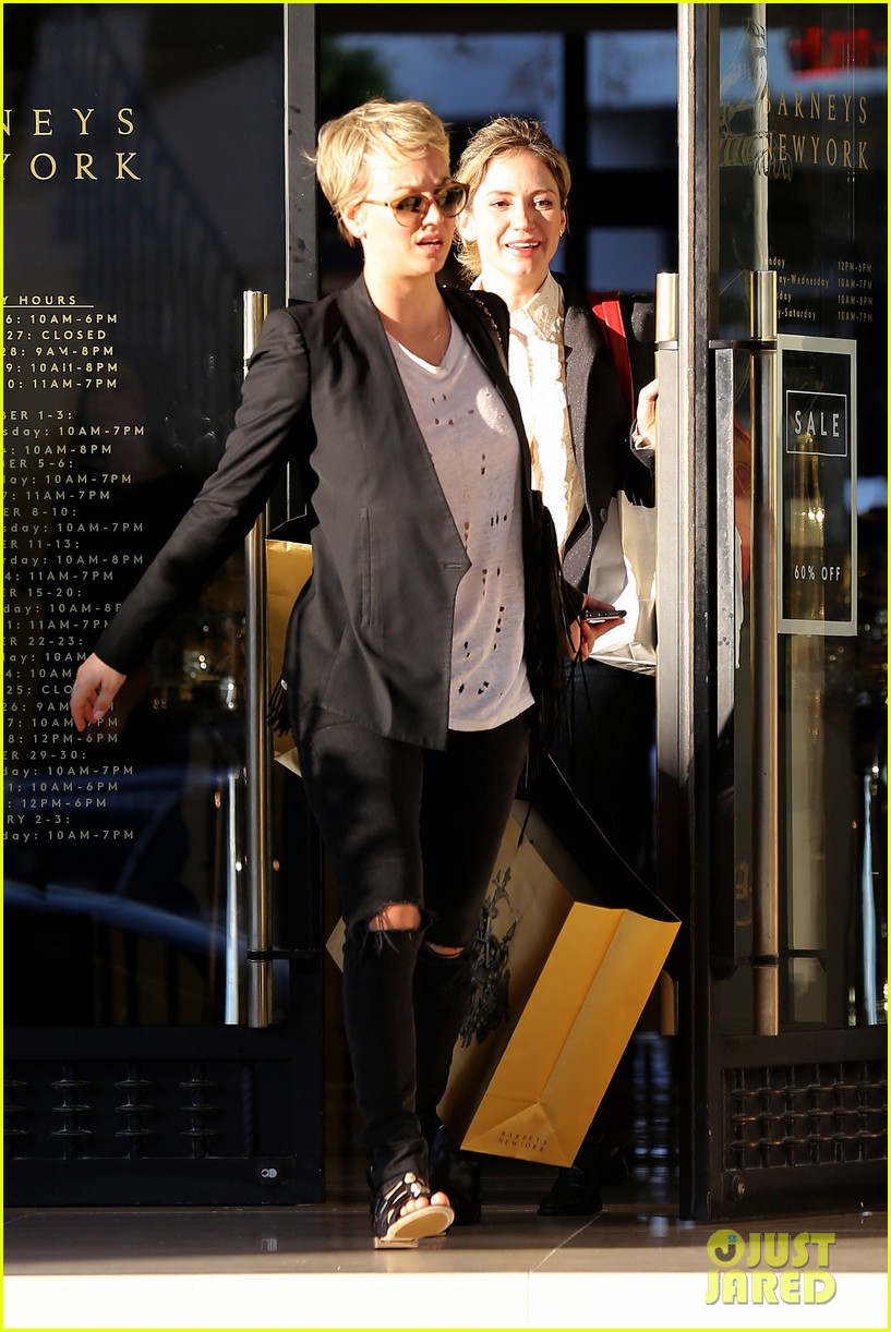 Kaley Cuoco Shows She's Daddy's Girl On Her Father's Birthday: Photo ...