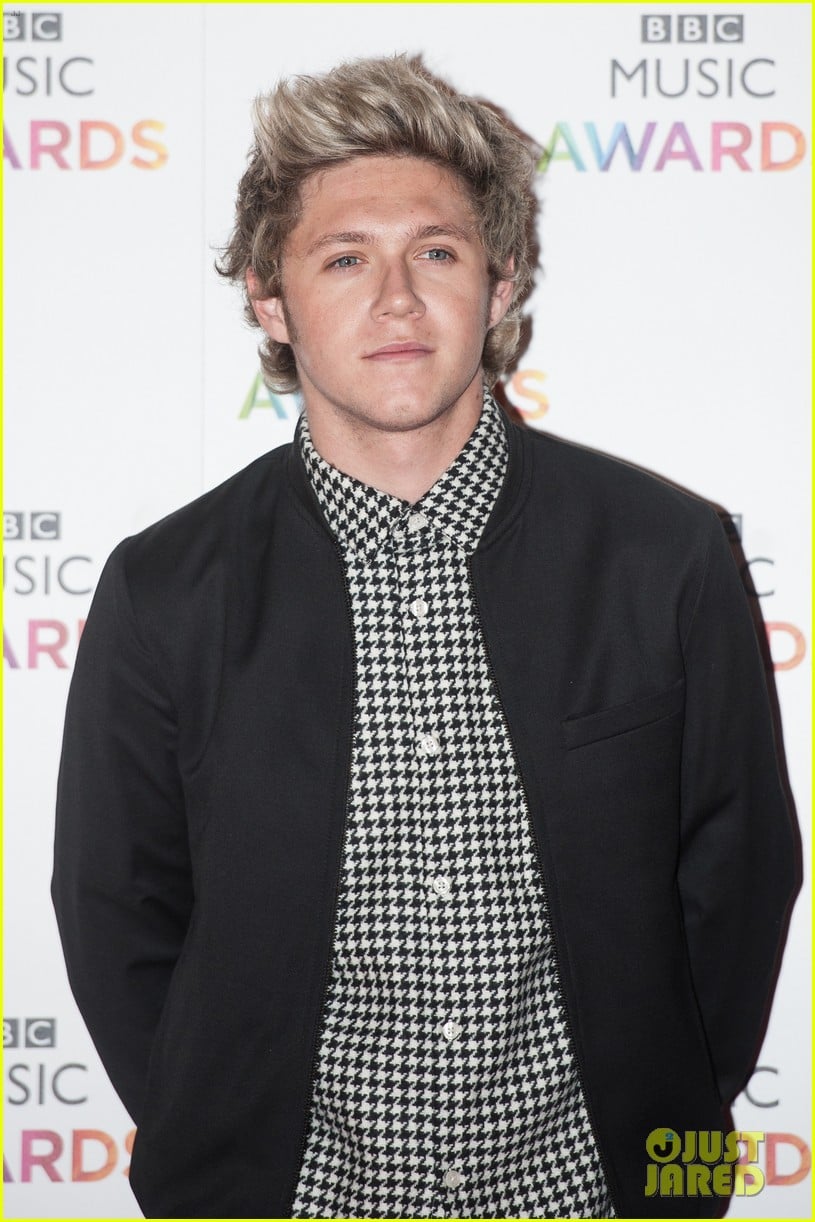 One Direction Hit BBC Music Awards 2014 Red Carpet Before Performance ...