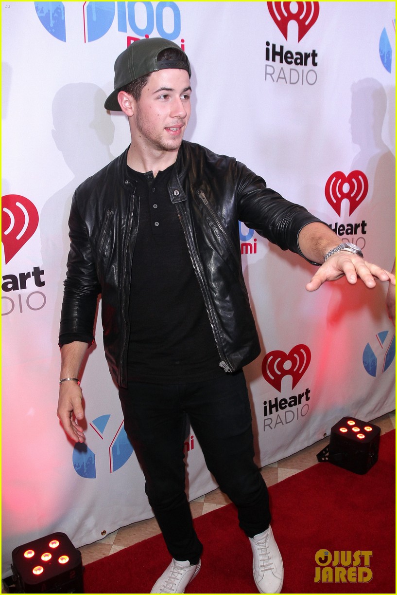 Jason Derulo's Shirtless & Sweaty Abs Made a Splash at Y100's Jingle ...