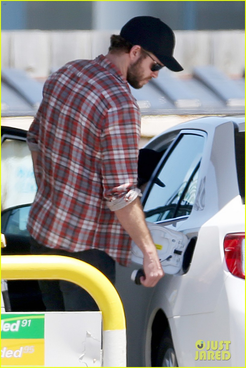 Liam Hemsworth Really Approves of Pumping His Own Gas: Photo 3264119 ...