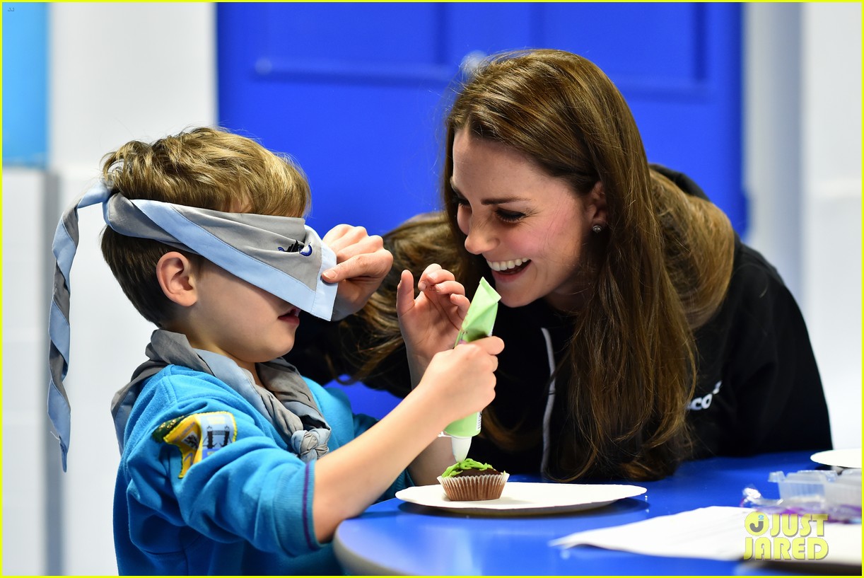 Kate Middleton's Eye Roll Face is Back While Visiting Scouts: Photo ...