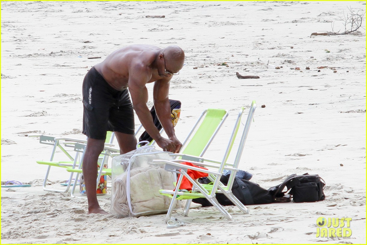 Terry Crews Shows Off Ripped & Shirtless Body in Rio De Janiero: Photo ...