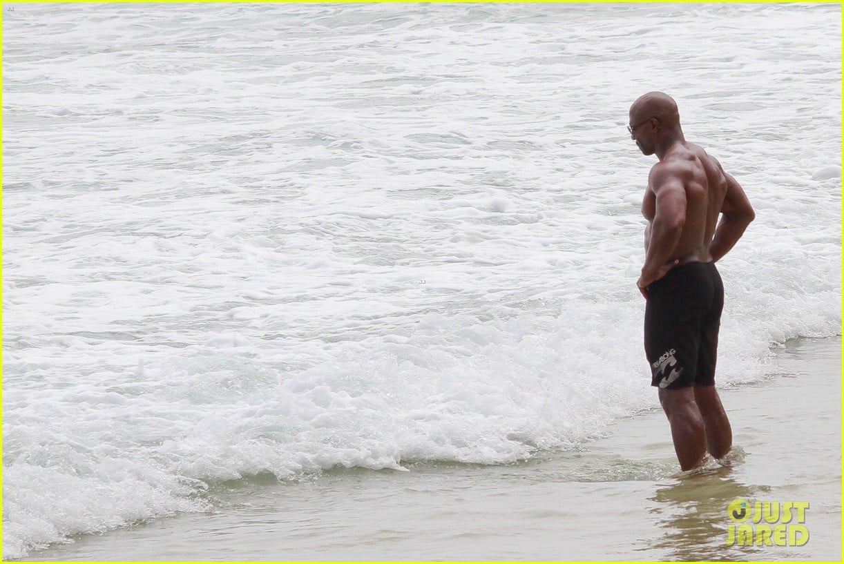 Terry Crews Shows Off Ripped & Shirtless Body in Rio De Janiero: Photo ...