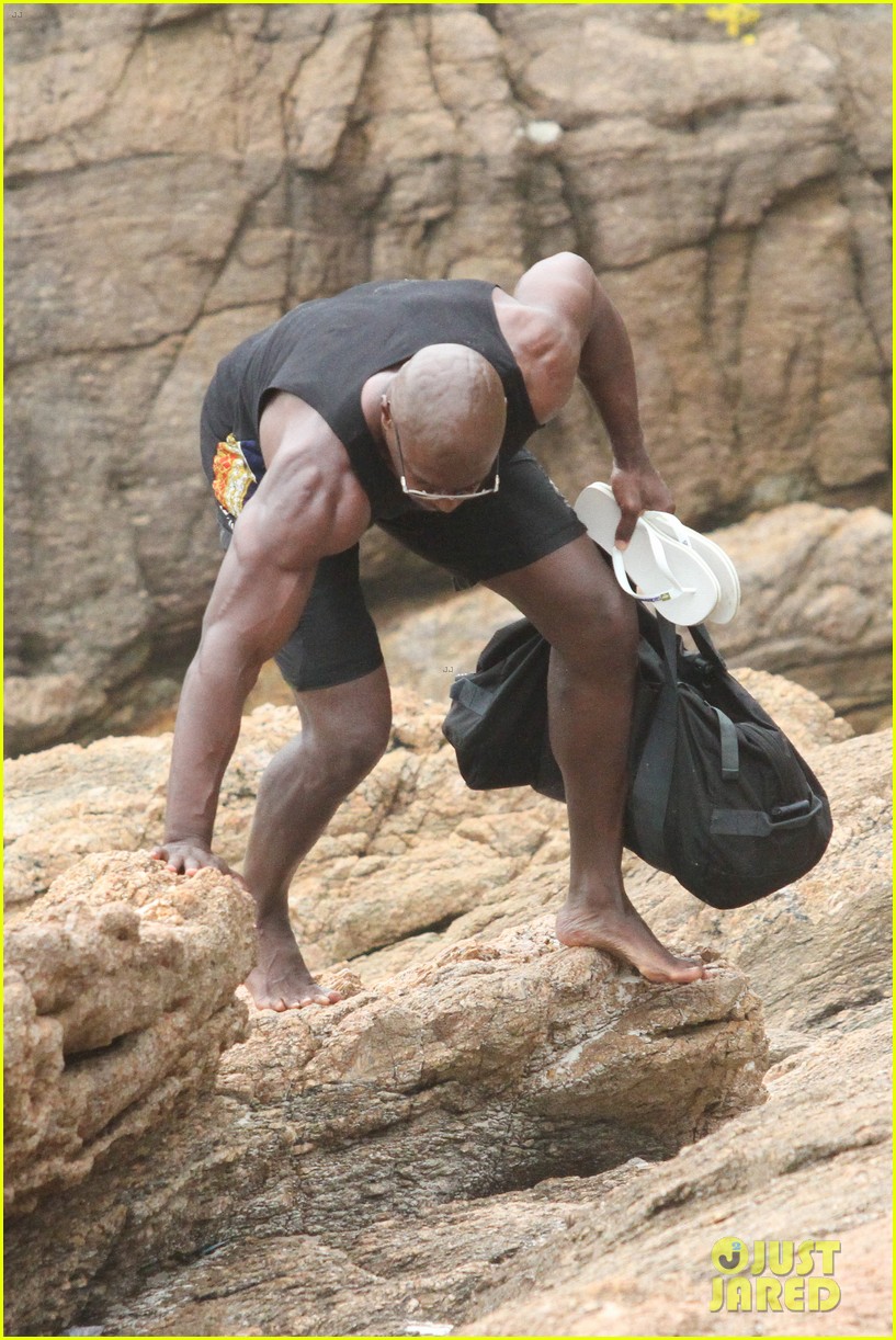 Terry Crews Shows Off Ripped & Shirtless Body in Rio De Janiero: Photo ...