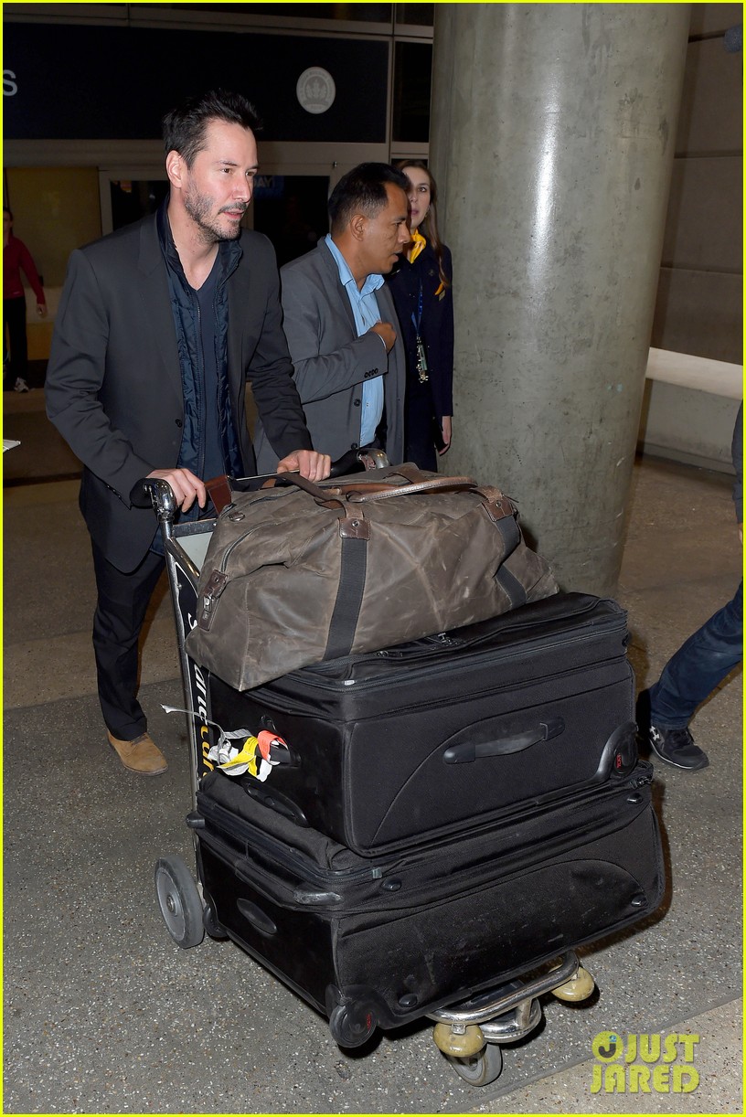 Keanu Reeves Makes It Home for the Holidays: Photo 3266327 | Keanu ...