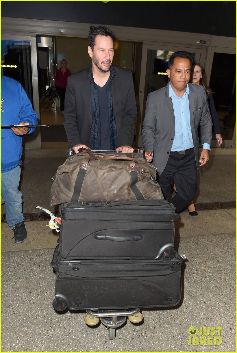 Keanu Reeves Makes It Home for the Holidays: Photo 3266328 | Keanu ...