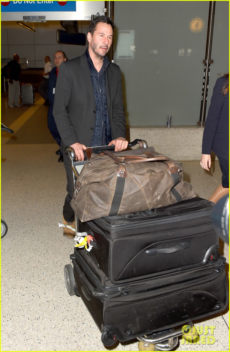 Keanu Reeves Makes It Home for the Holidays: Photo 3266329 | Keanu ...