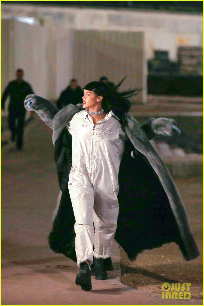 Rihanna Gets Carried Away By Her Fans for a Music Video: Photo 3265113 ...
