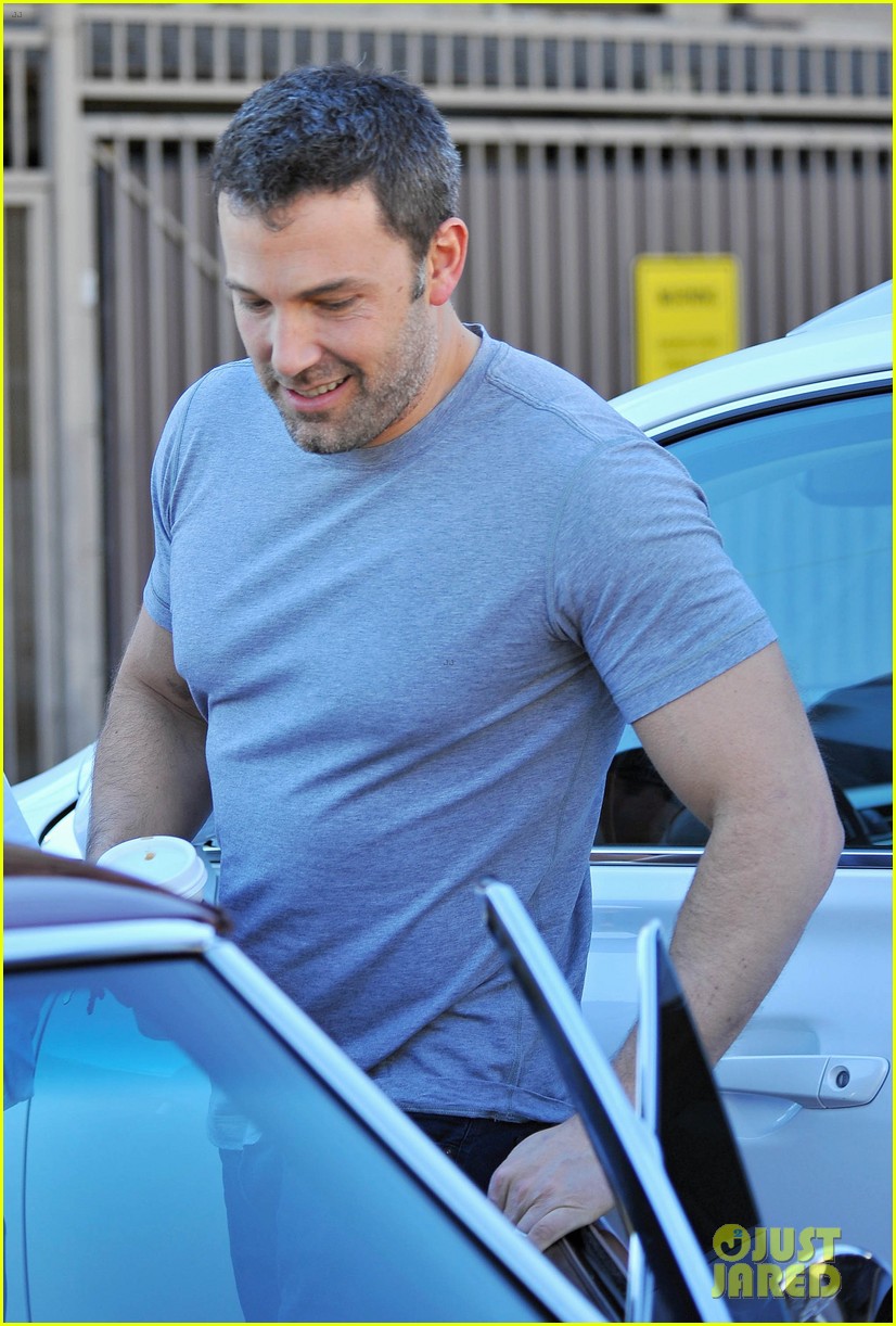 Buff Ben Affleck Named People's Choice Awards' Favorite Humanitarian ...
