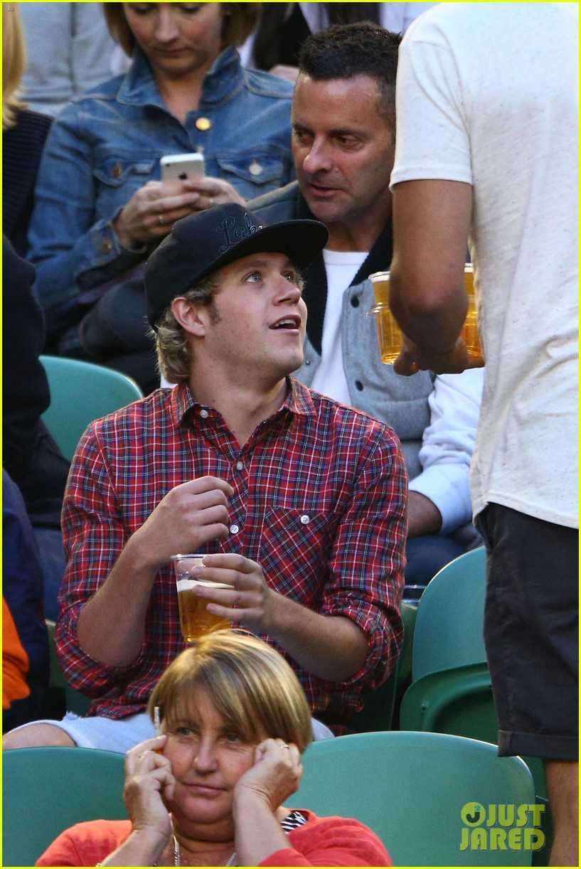 Niall Horan Watches Andy Murray Advance in Quarterfinal Match at ...