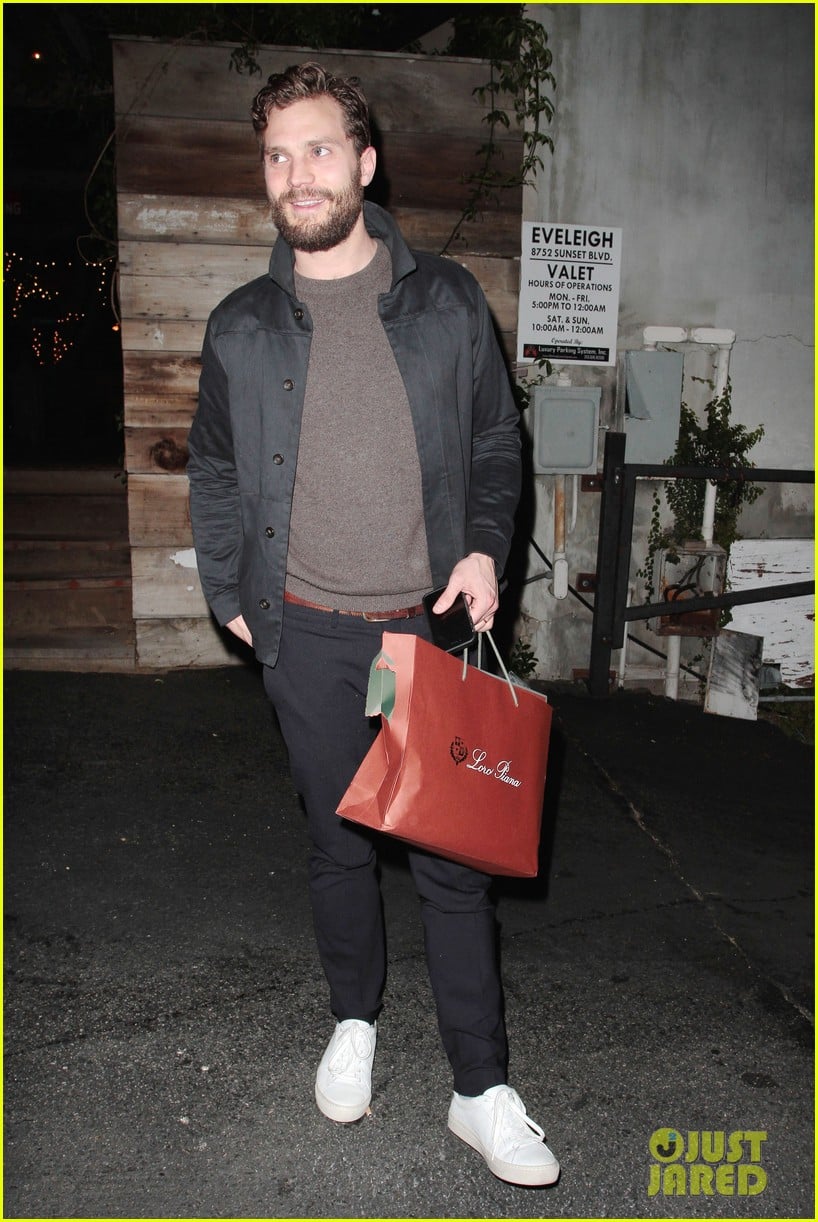 Jamie Dornan Reveals Photo He Has Hanging Over His Bathtub: Photo ...