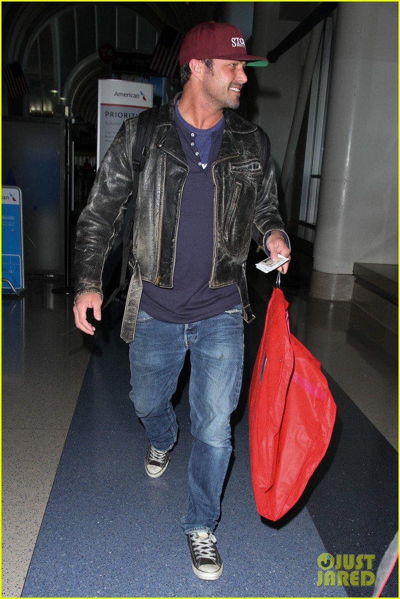 Taylor Kinney Thanks Fans For Their Support of Chicago Fire: Photo ...