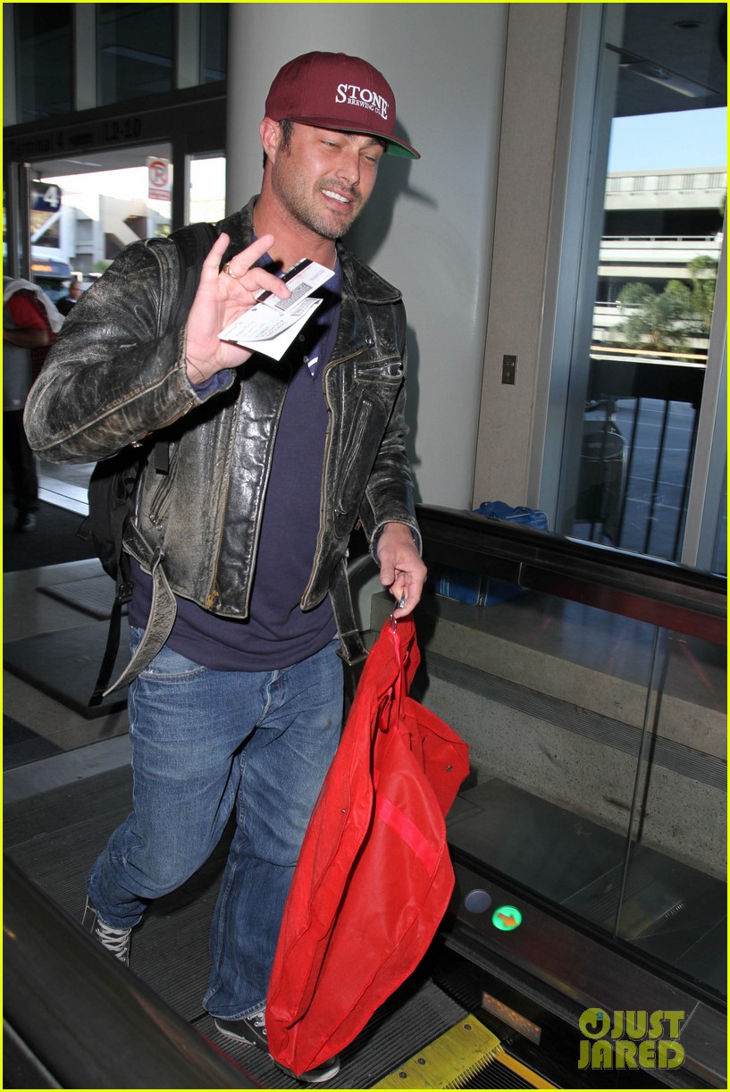 Taylor Kinney Thanks Fans For Their Support of Chicago Fire: Photo ...