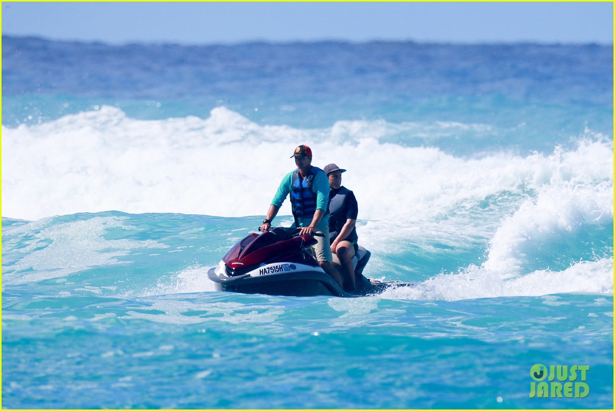 Rob Lowe Shows Off His Shirtless Body On His New Year's Vacation: Photo ...