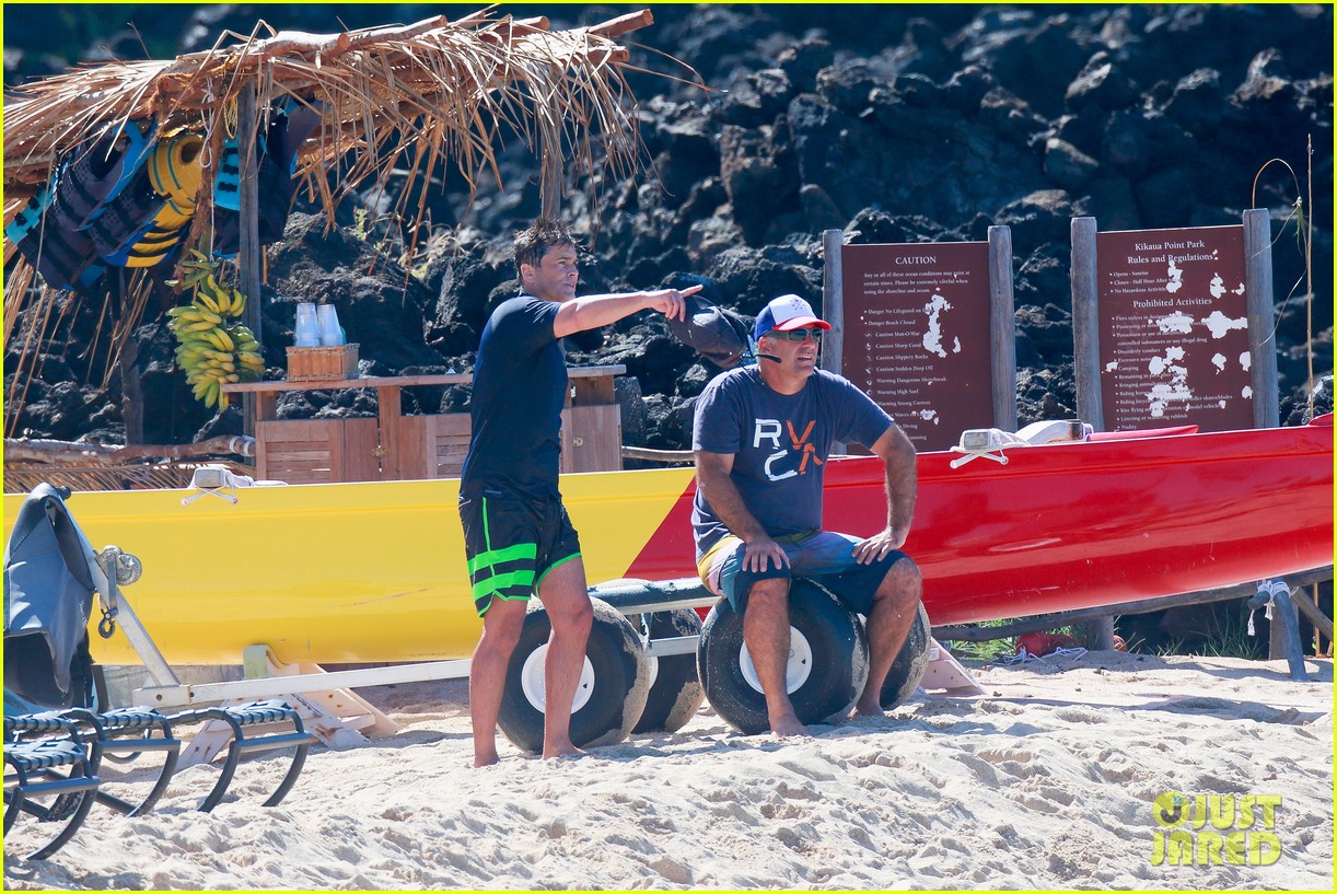 Rob Lowe Shows Off His Shirtless Body On His New Year's Vacation: Photo ...