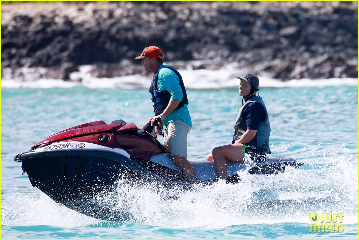 Rob Lowe Shows Off His Shirtless Body On His New Year's Vacation: Photo ...