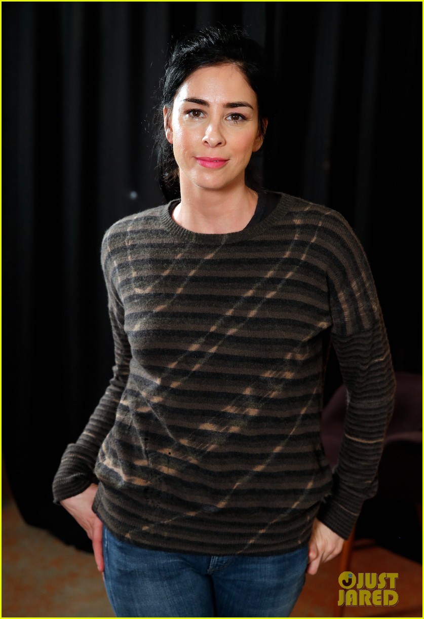 Ryan Reynolds Jokes That He's Tried Breastfeeding His Newborn Baby ...